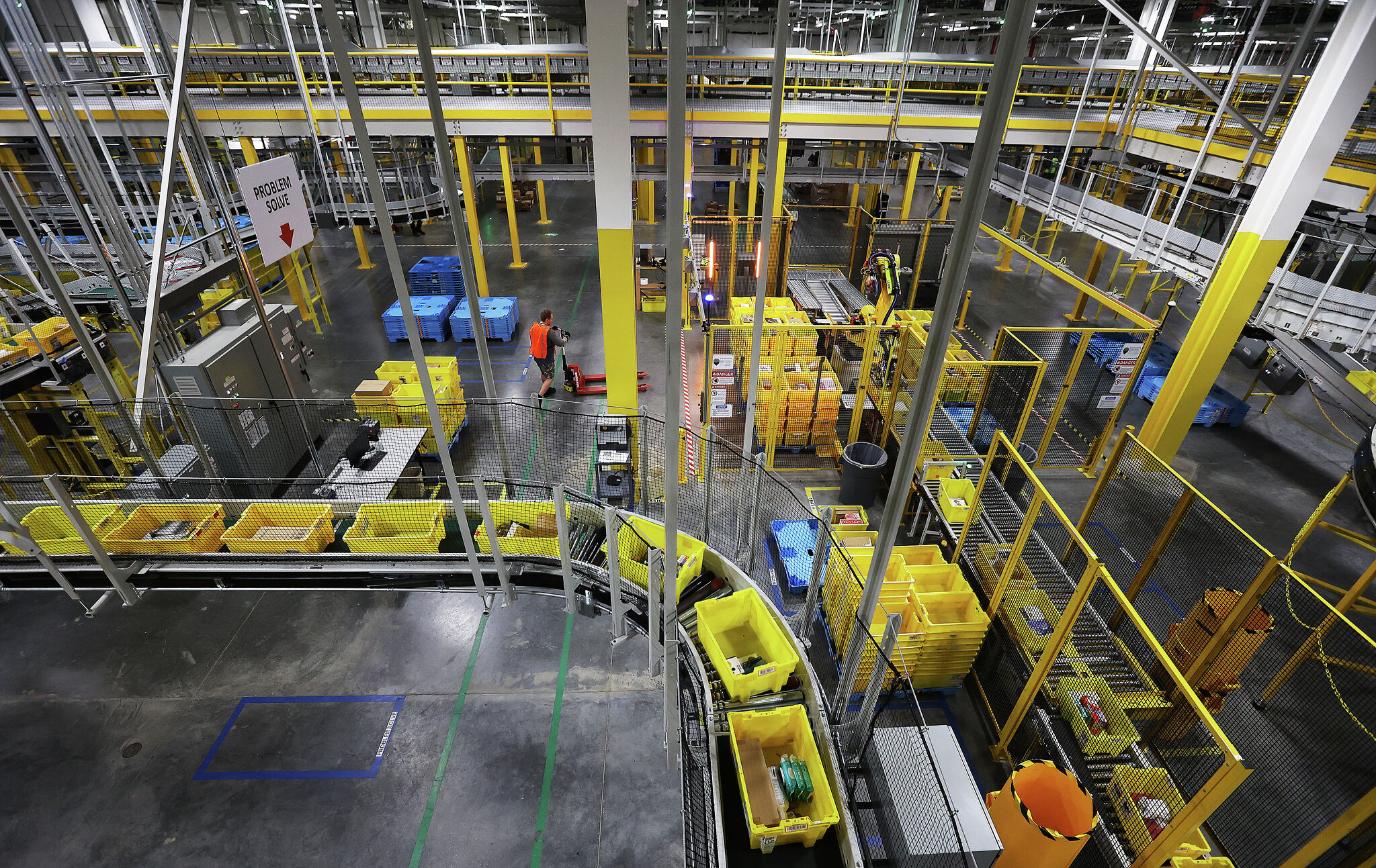 Christmas season finds Amazon robots carrying more of the load