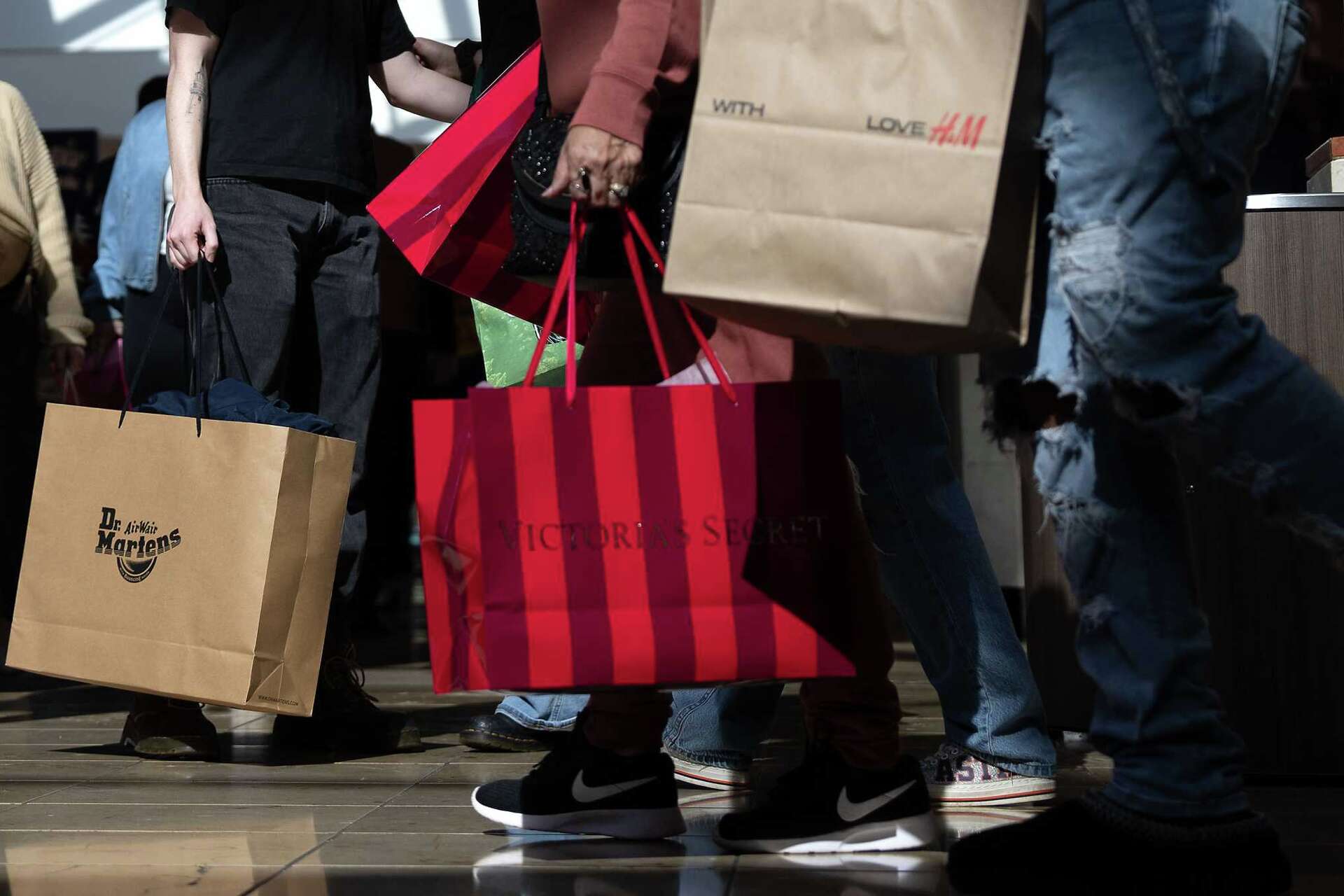 Holiday scams: Follow these FBI tips when online shopping