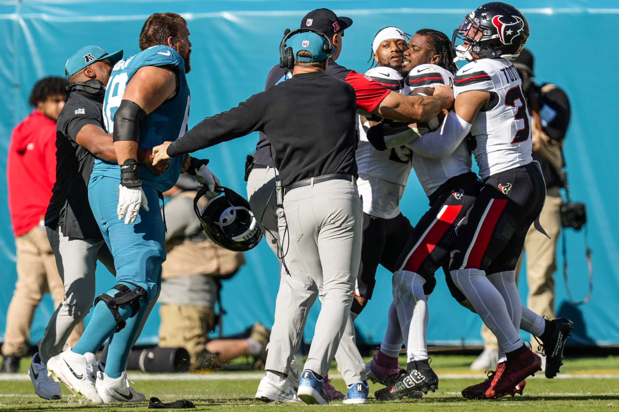 Former NFL players react to late hit by Texans' Azeez Al-Shaair