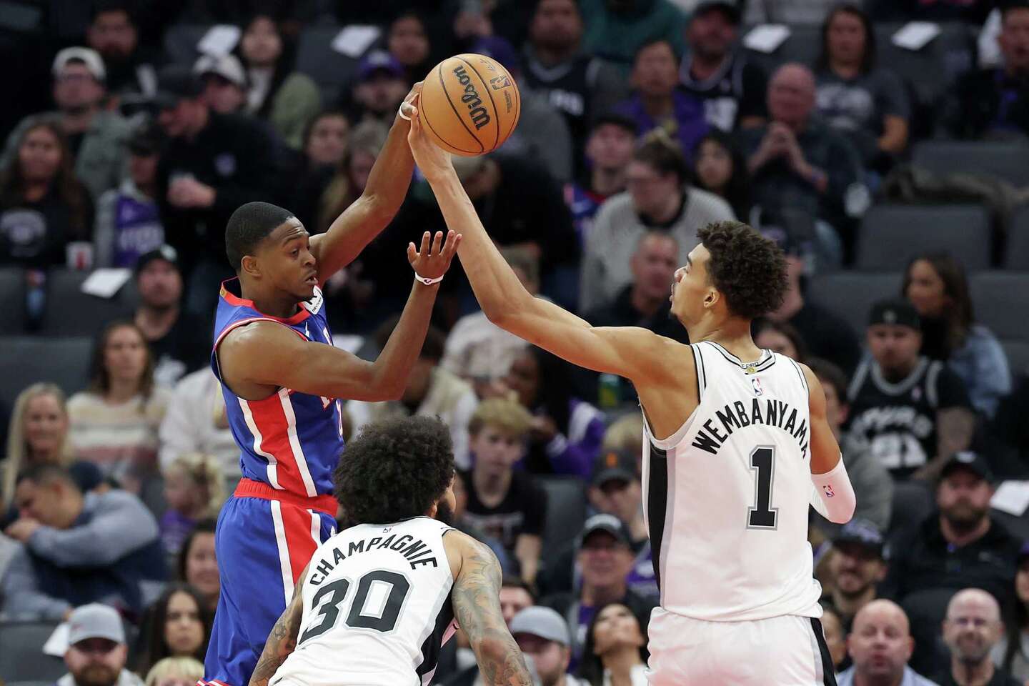 Spurs acquire De'Aaron Fox in blockbuster trade with Sacramento Kings