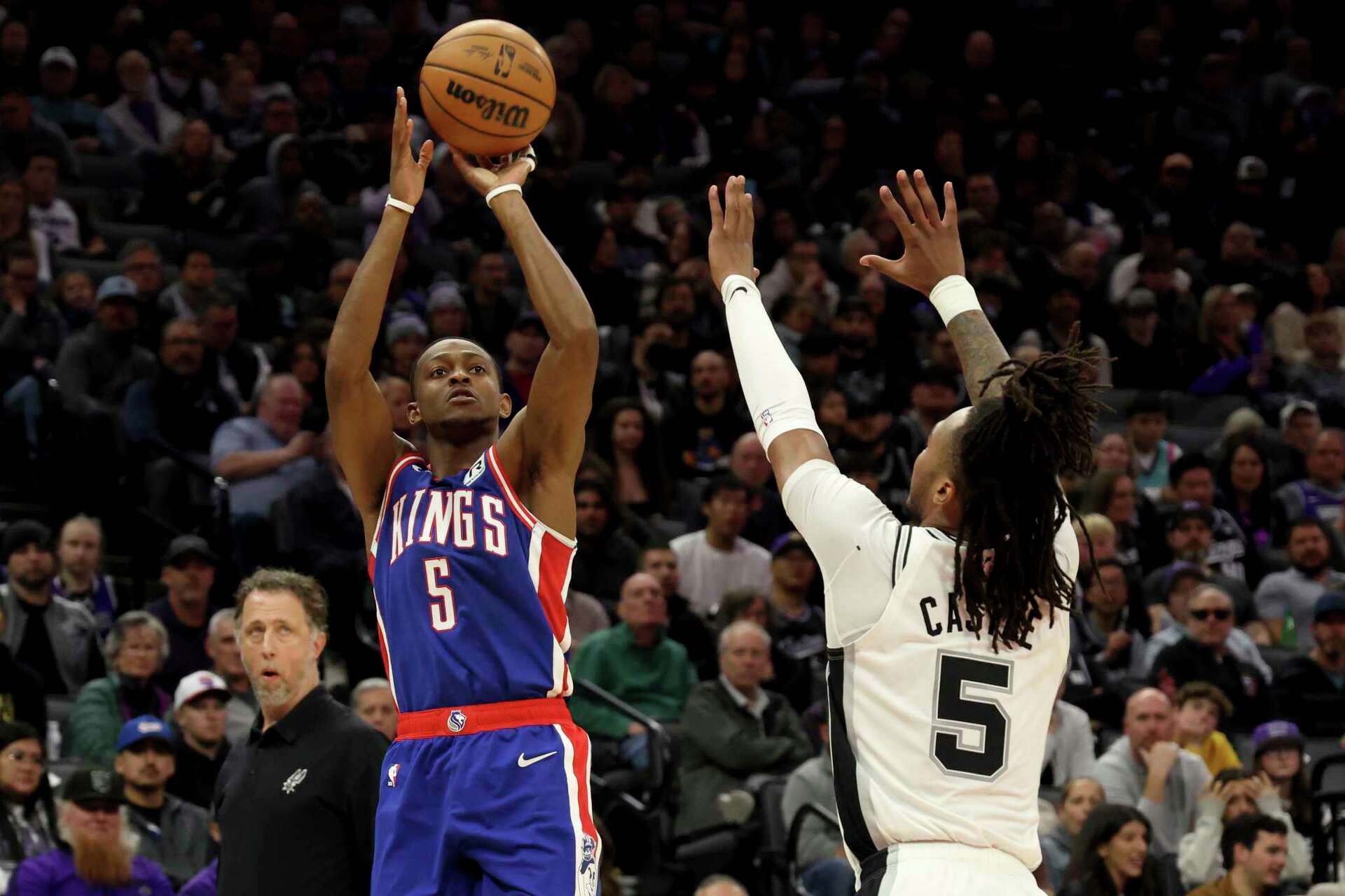 Spurs acquire De'Aaron Fox in blockbuster trade with Sacramento Kings