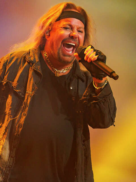 Mötley Crüe lead singer, KISS guitarist team up for CT concert