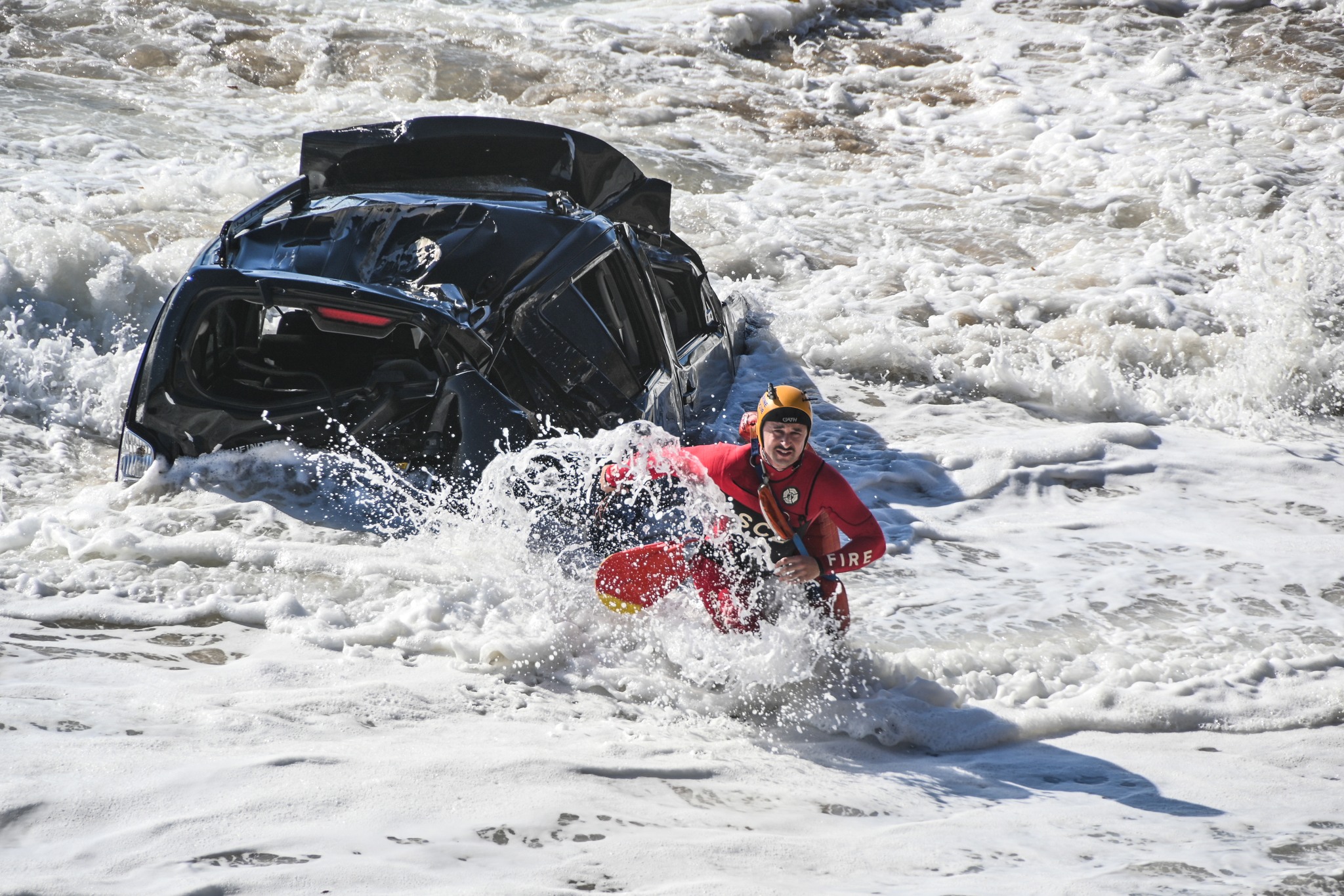 Person in vehicle that went off Santa Cruz cliff rescued by bystanders