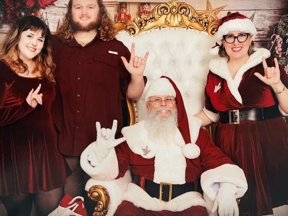 Texans rally around 'Deaf Santa Claus' amid health issues