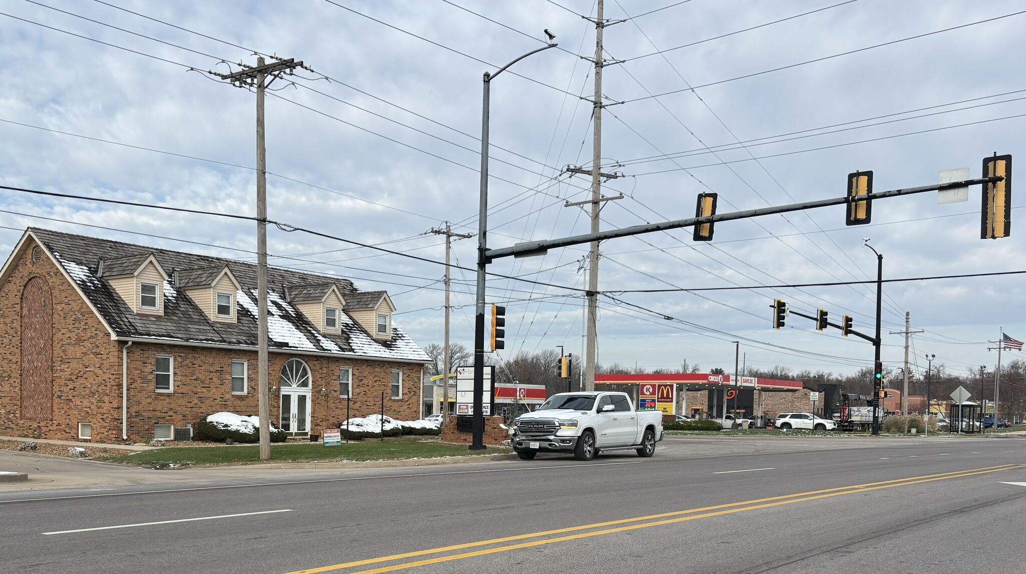 Edwardsville IL police respond to car crash on Highway 157