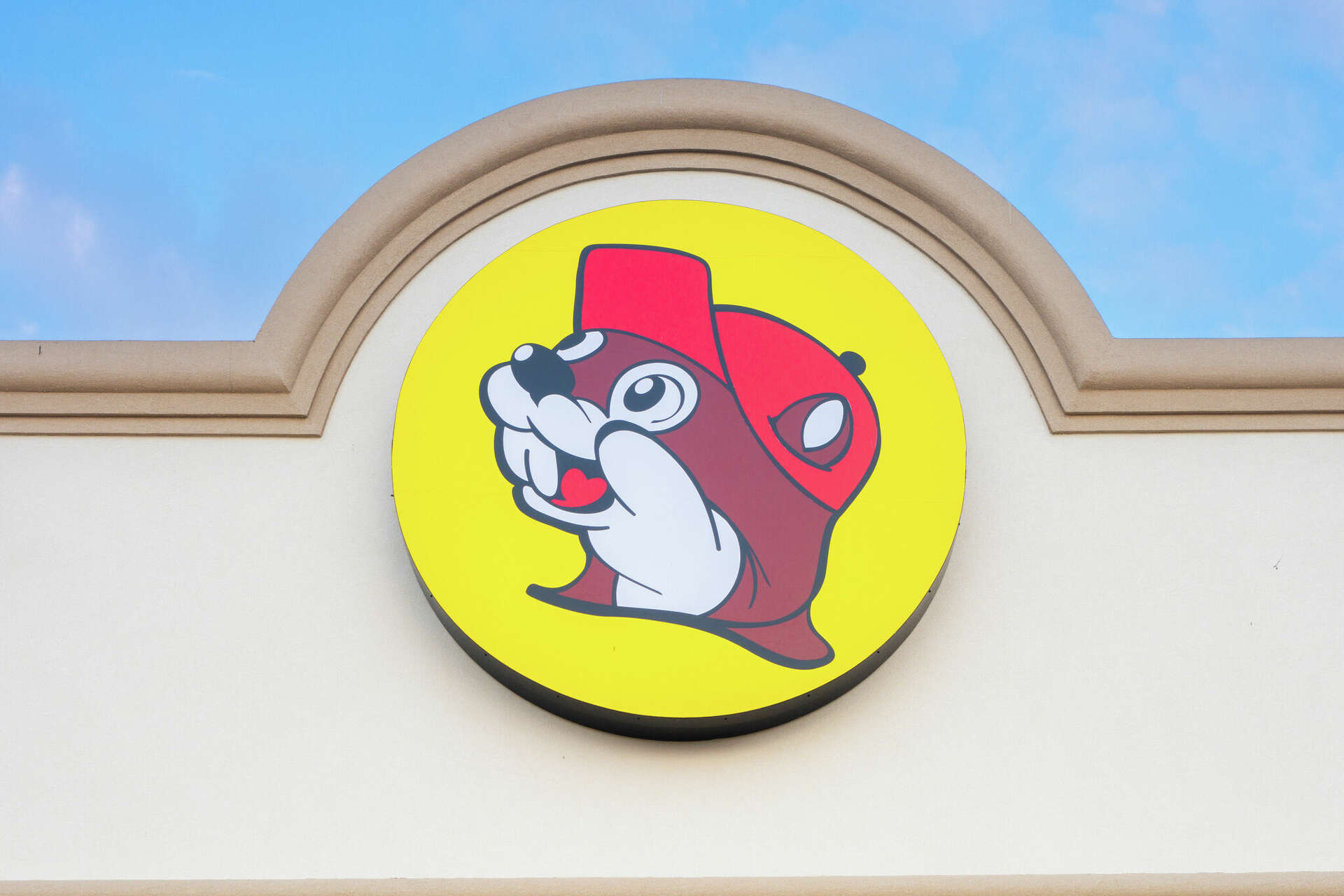 Buc-ee's sues Missouri-based liquor store over similar logos