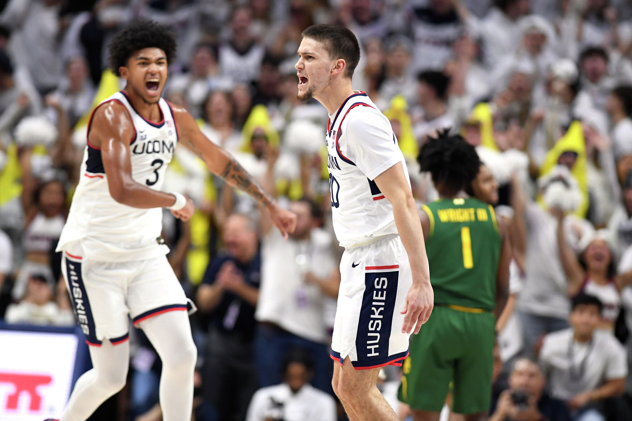 UConn men's basketball trailing Baylor by one point at halftime