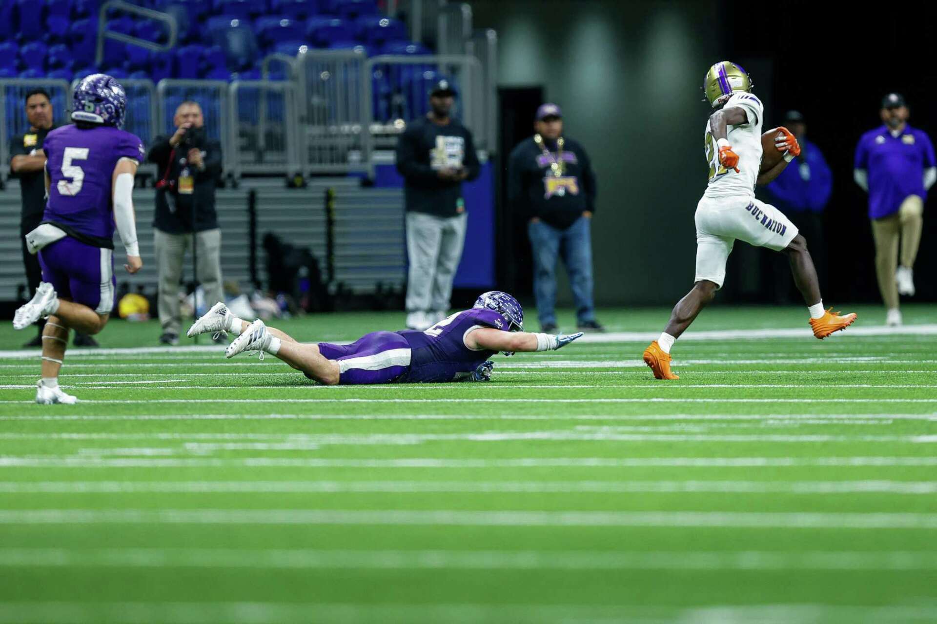 Hank Hendrix leads Boerne to playoff win over CC Miller