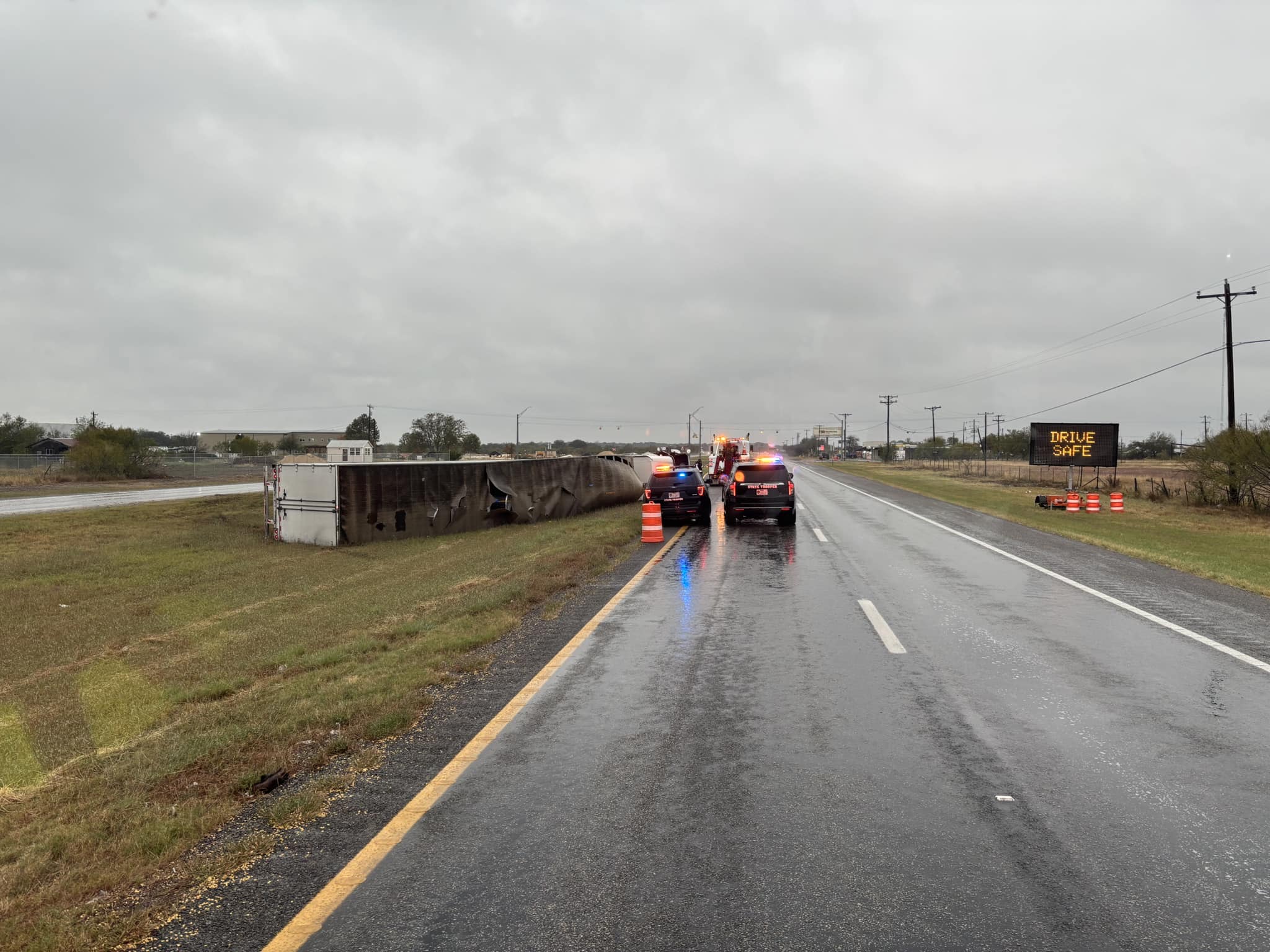 Overturned 18-wheeler shuts down part of Texas highway