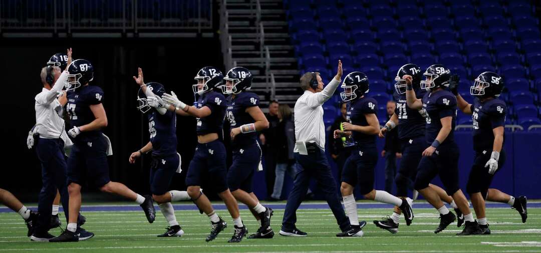 Smithson Valley football routs Flour Bluff in regional final