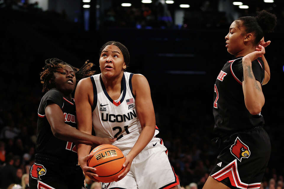 Sarah Strong leads UConn women's basketball over Louisville