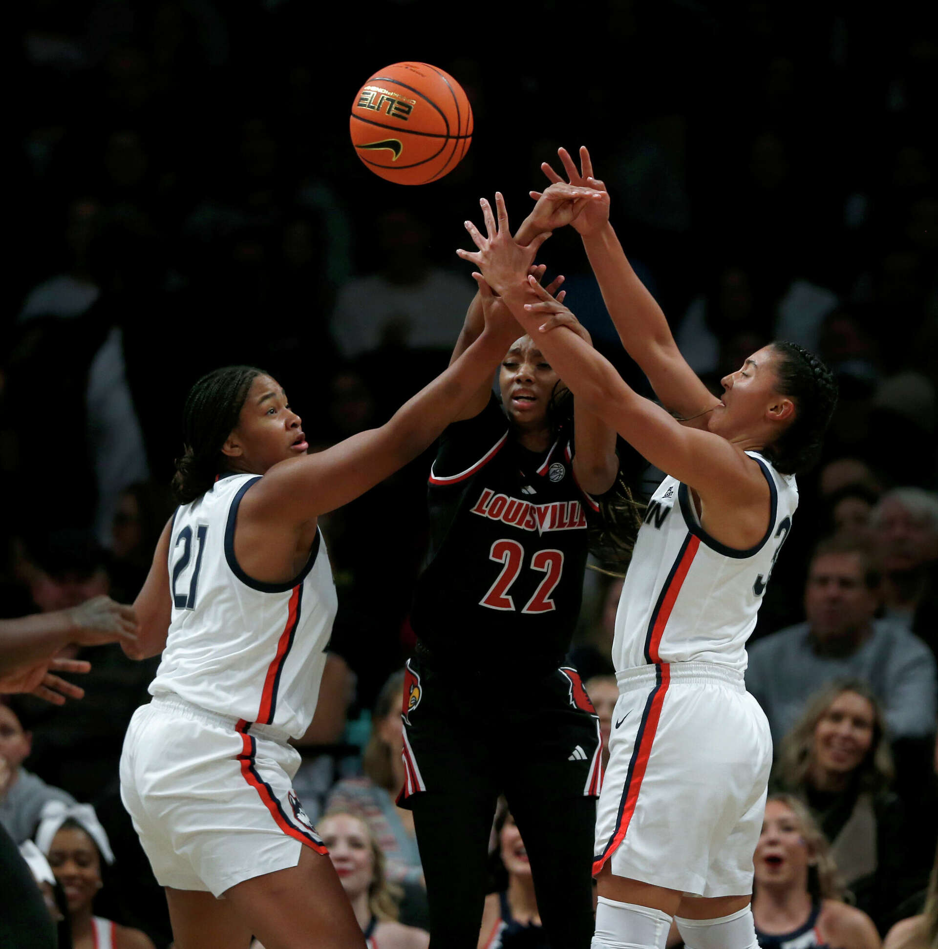 Sarah Strong leads UConn women's basketball over Louisville