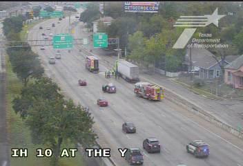 Major San Antonio highway ramp blocked from 18-wheeler crash