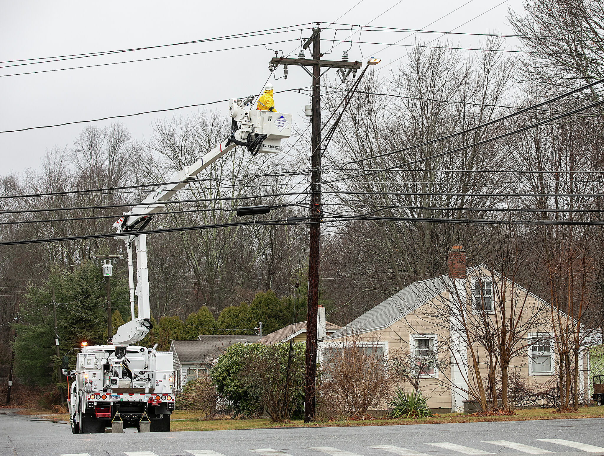 Hundreds of power outages reported in CT Thursday evening: Officials