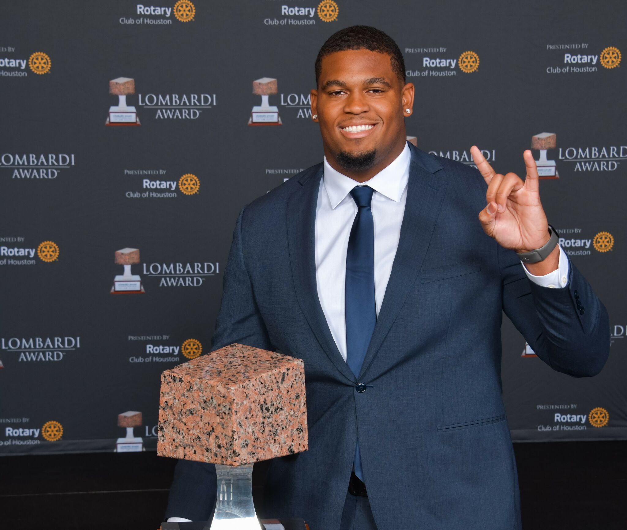 Texas Longhorns OL Kelvin Banks Jr. wins Lombardi Award