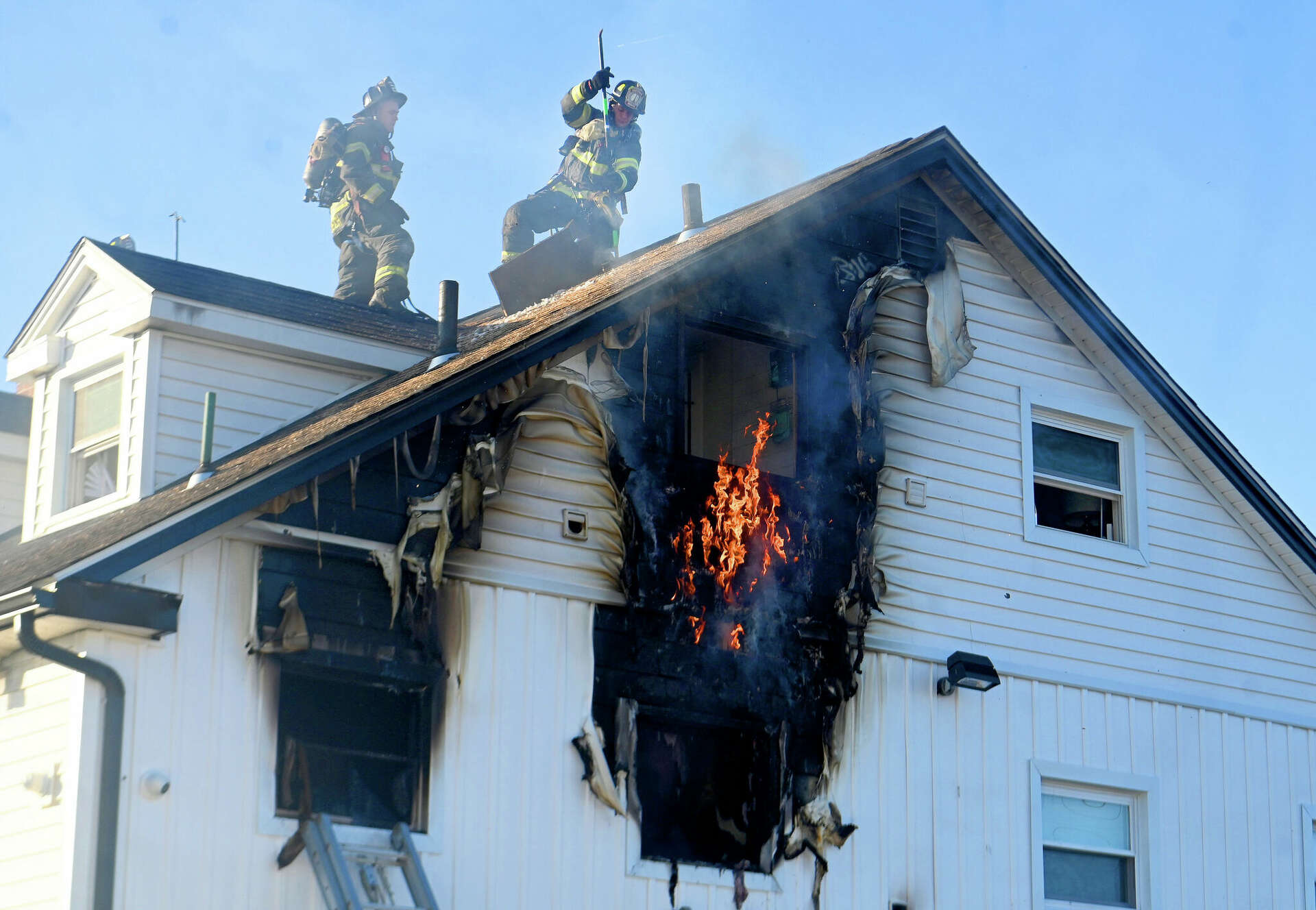 2 rescued from fire at Southington apartment building, official says