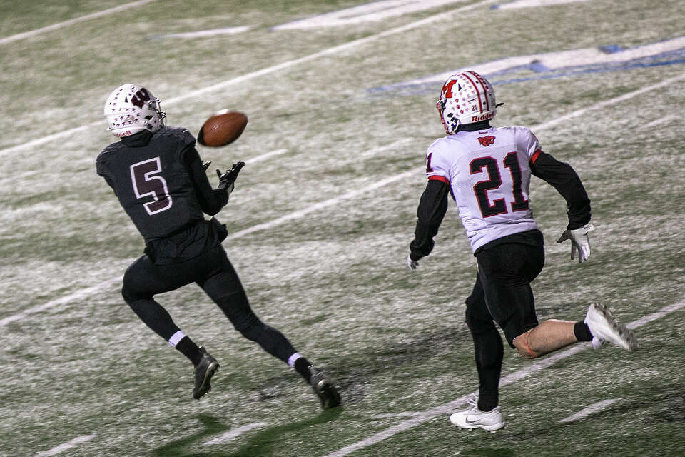 Masuk wins CIAC football championship over Windsor on late field goal