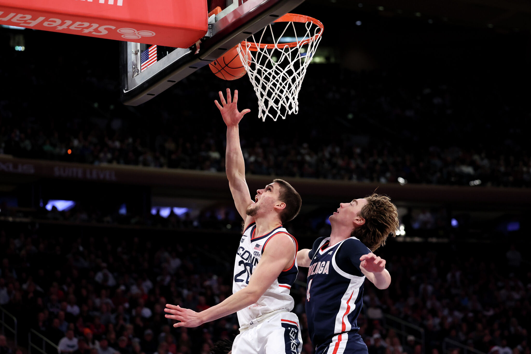 UConn men's basketball leads Gonzaga at halftime from MSG