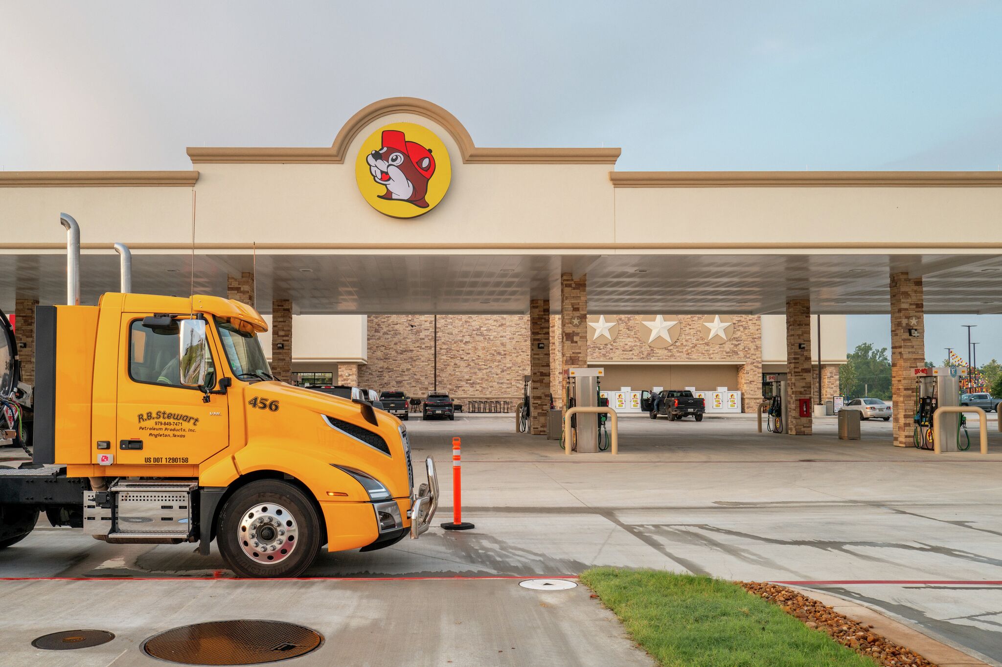 Infamous internet 'truck stop' characters invade Buc-ee's