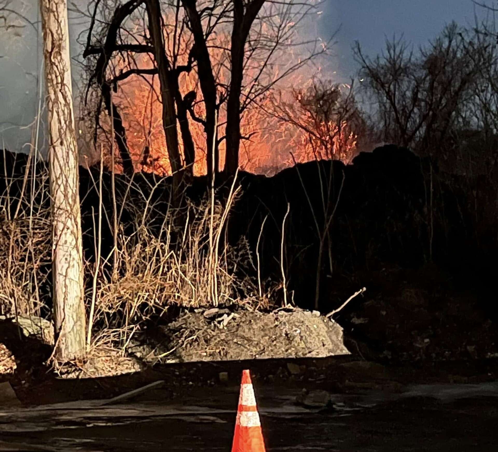 Firefighters in Shelton on second day in battle again brush fire