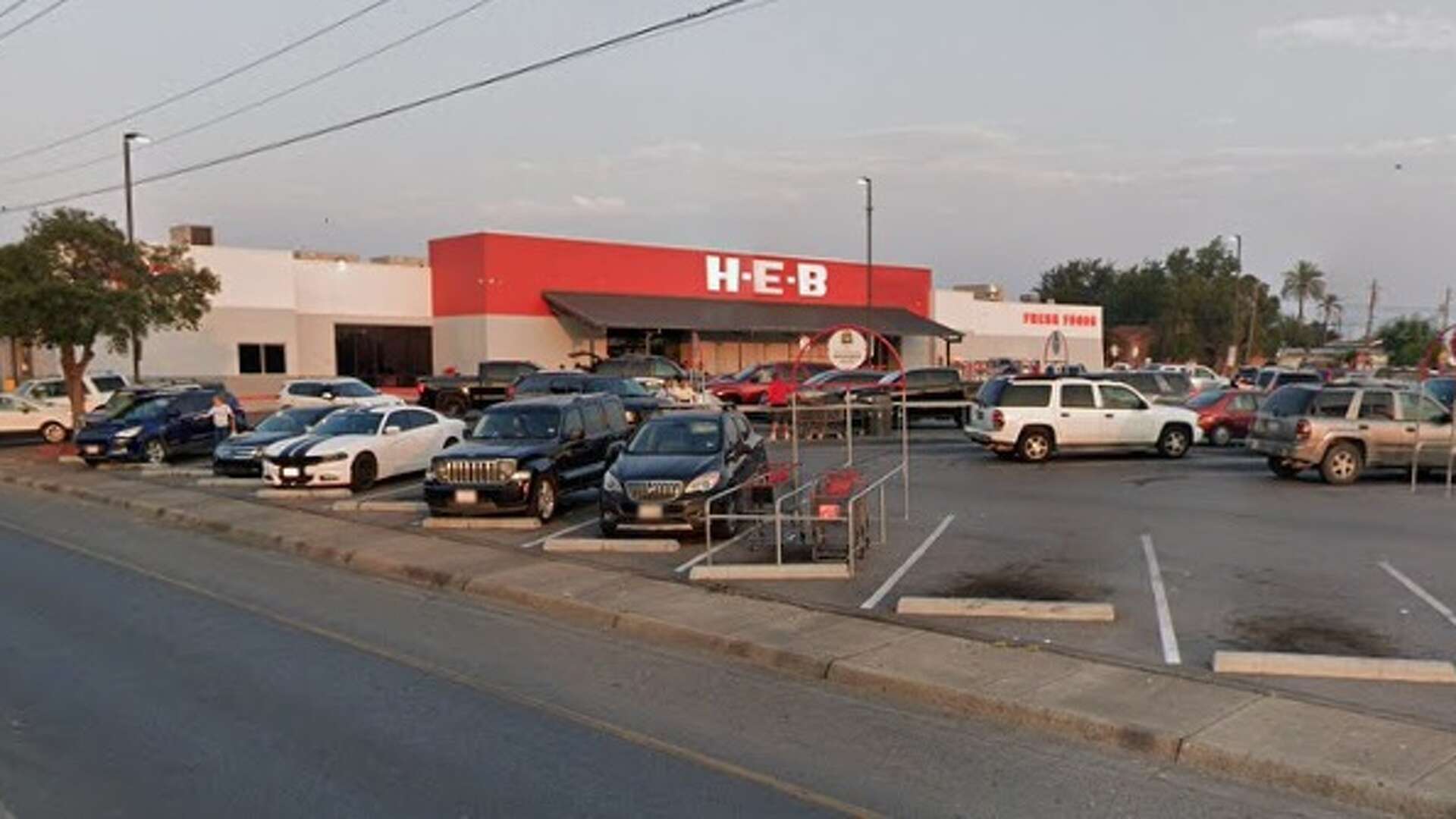 Surveillance at Laredo H-E-B parking lot yields migrants