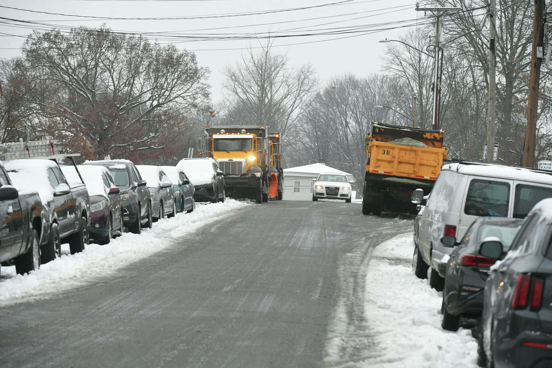 How much snow did Connecticut get on Monday?