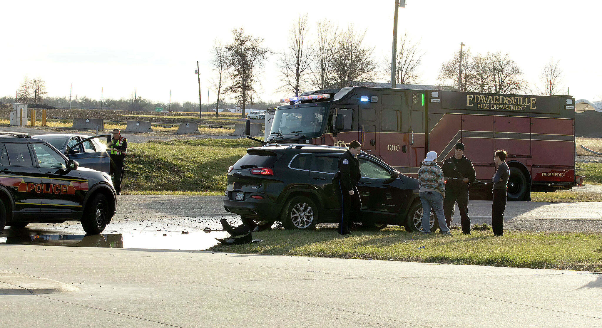 Edwardsville IL police called to car crash on Highway 143