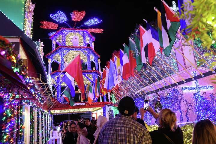 Deacon Dave amps up East Bay winter display with 900,000-plus bulbs
