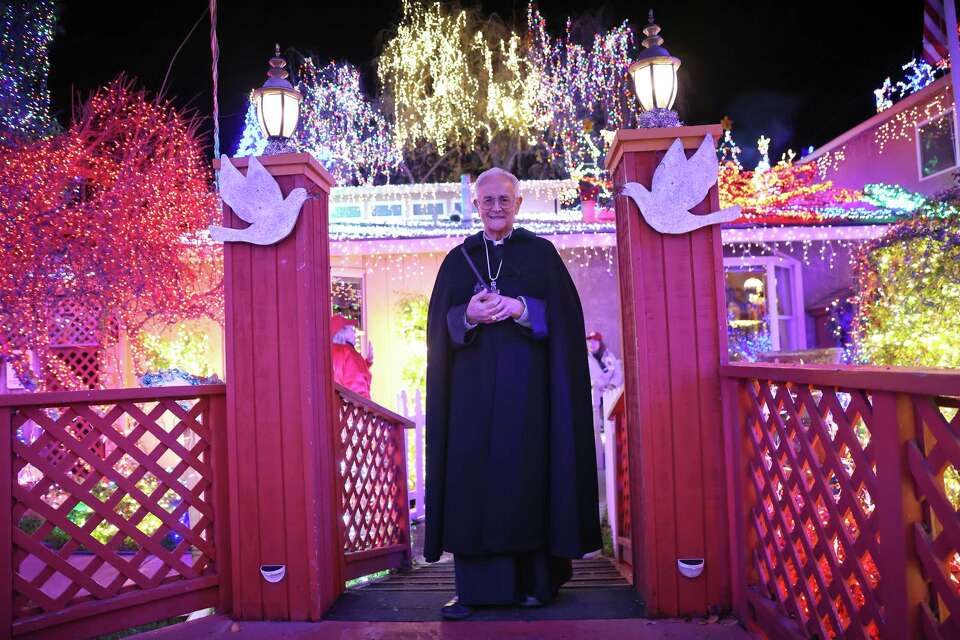 Deacon Dave amps up East Bay winter display with 900,000-plus bulbs