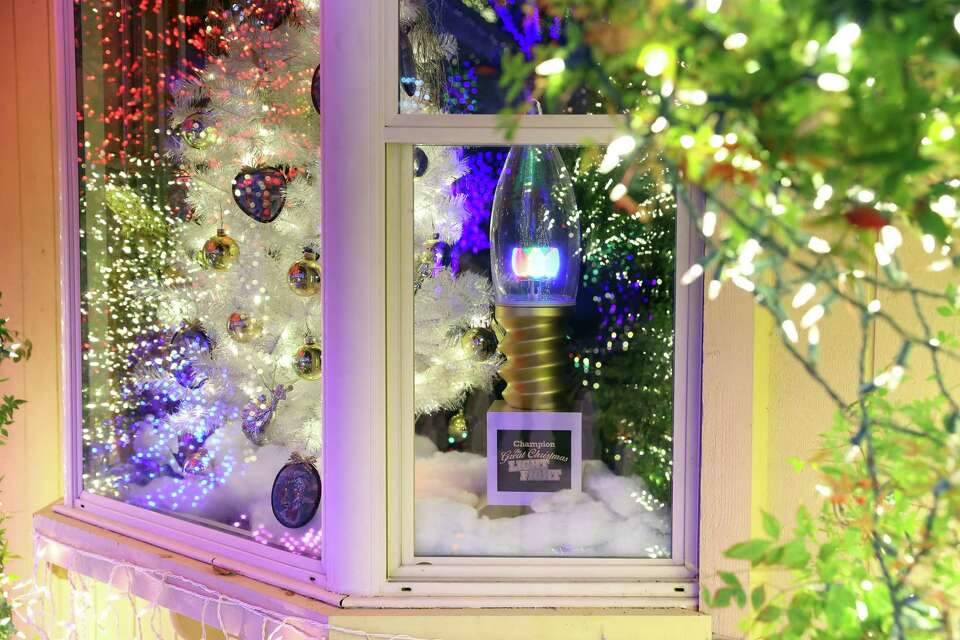 Deacon Dave amps up East Bay winter display with 900,000-plus bulbs