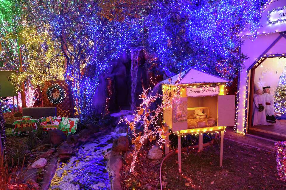 Deacon Dave amps up East Bay winter display with 900,000-plus bulbs