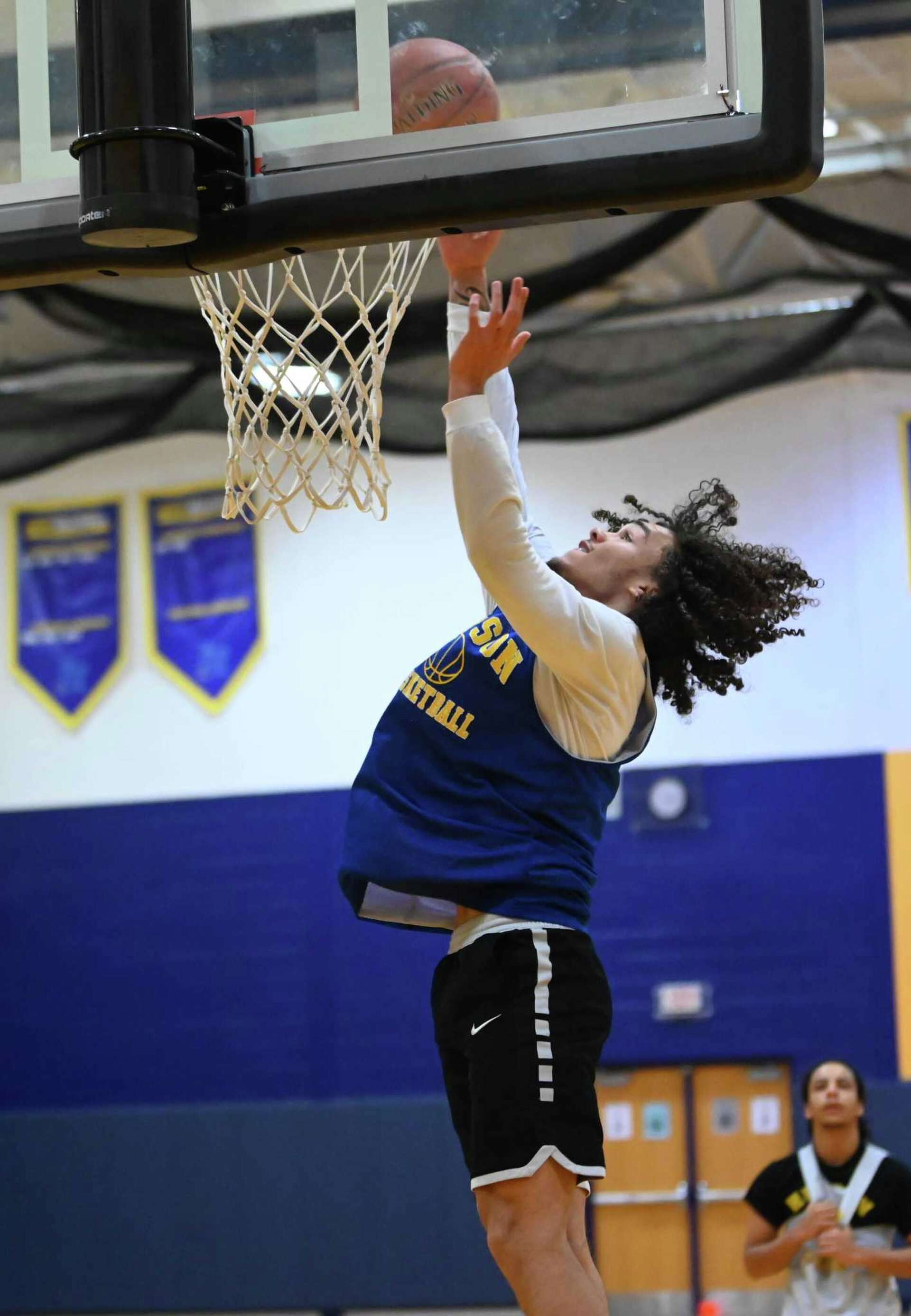 Section II star Keith Robinson sets Hudson basketball scoring record