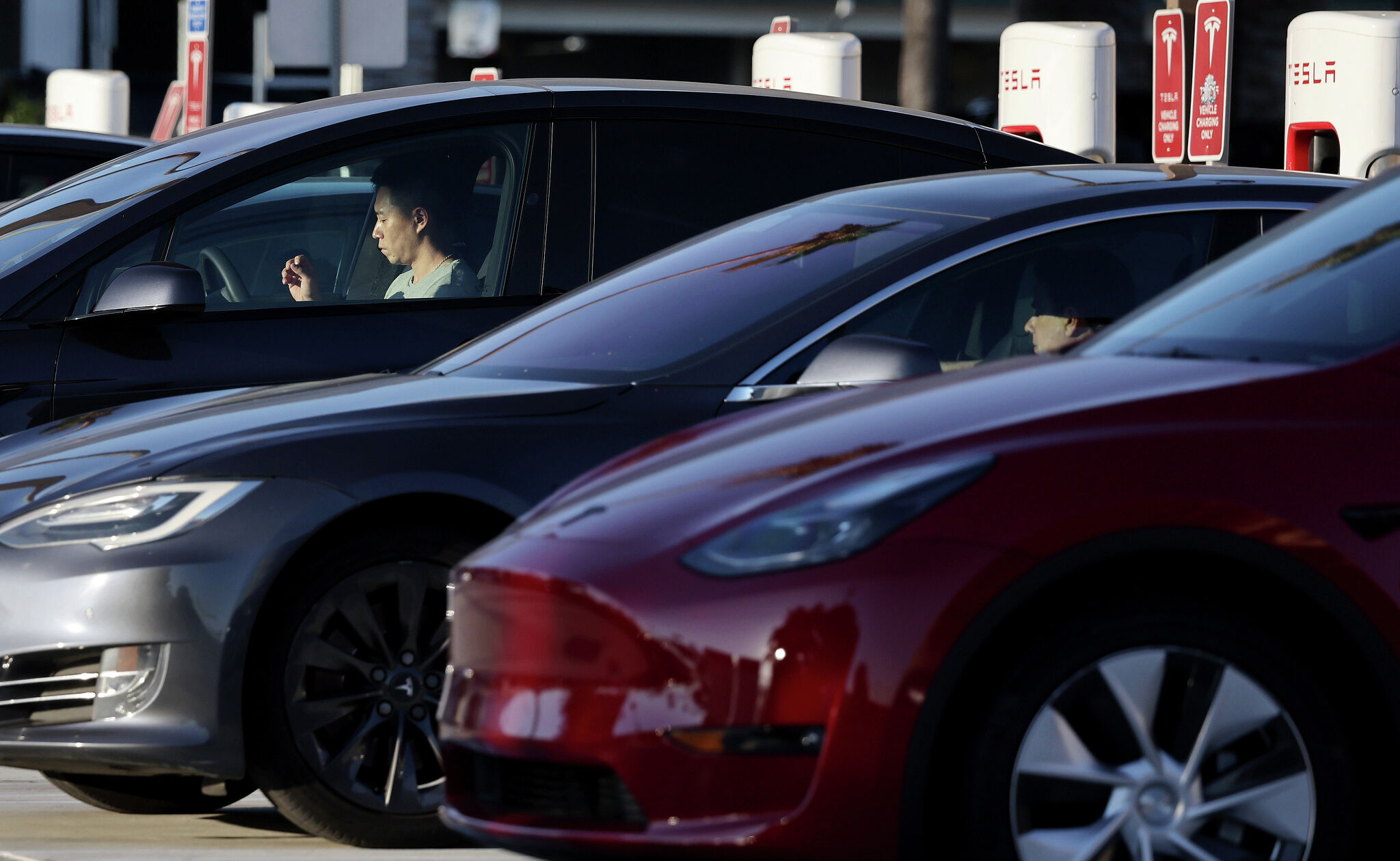 Tesla owners claim major problems with their brand-new cars