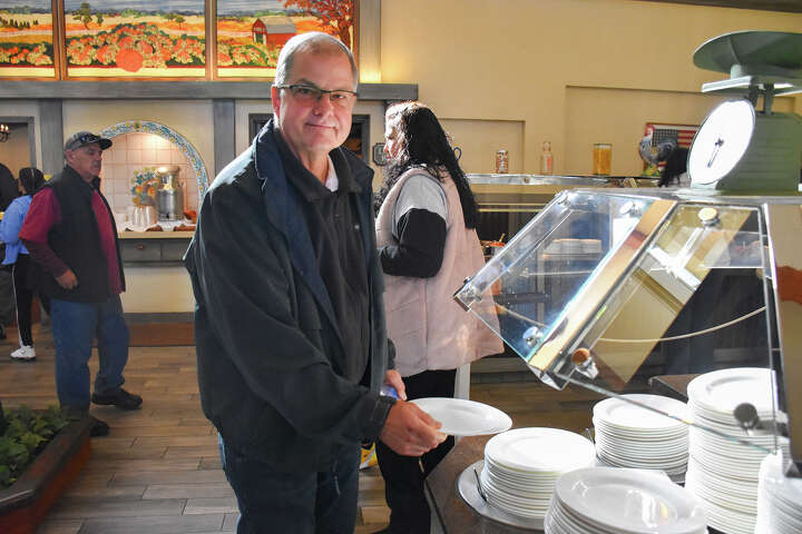 As buffets near extinction, this Calif. restaurant still packs them in