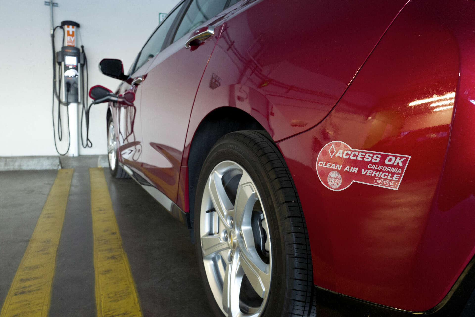 CA EV drivers have another 60 days to use carpool lanes