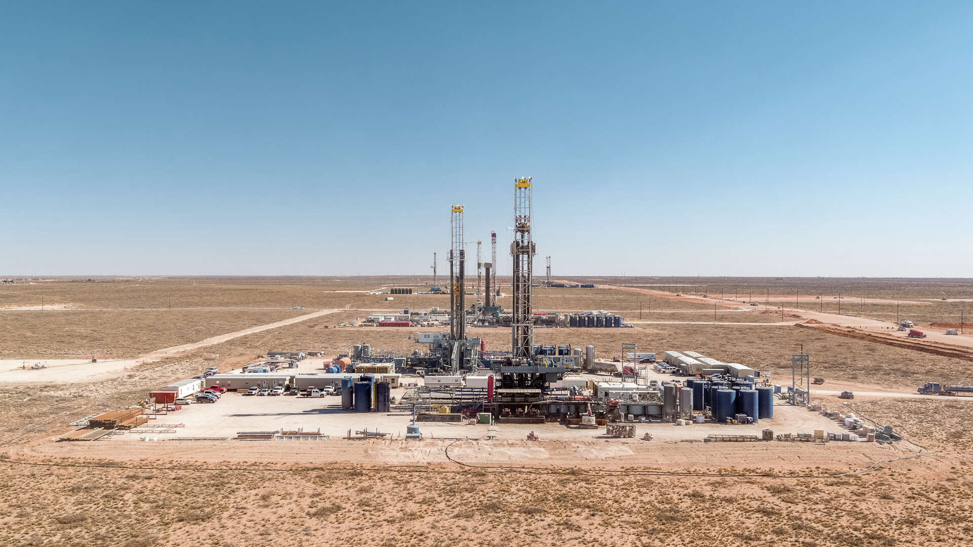 Chevron, Exxon grow Permian output despite soft prices