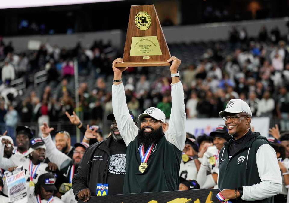 High school football playoffs: Randle Lions win first state title