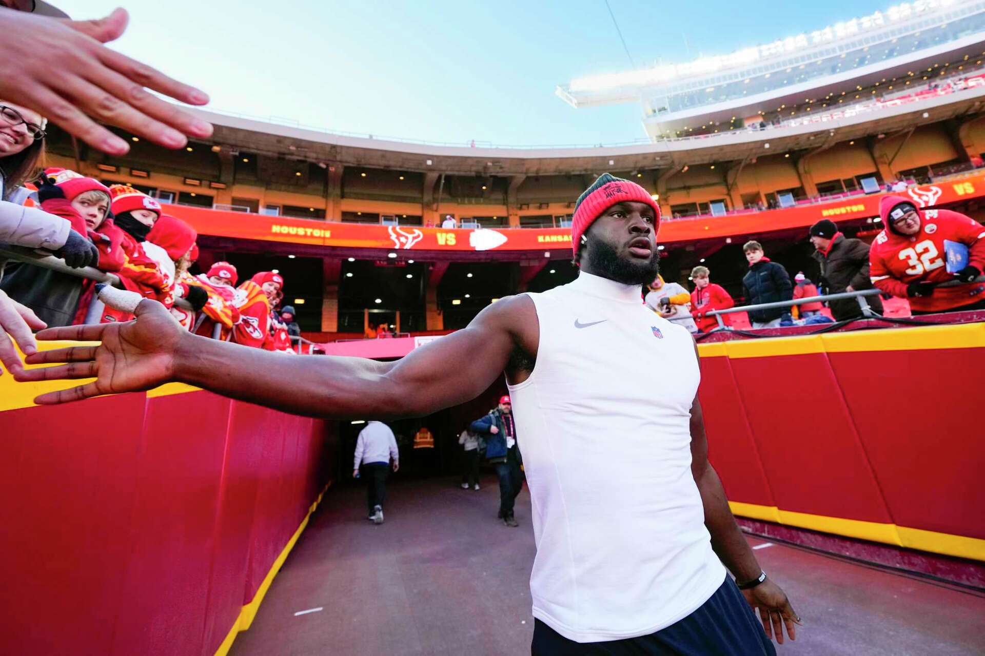 Houston Texans edge rusher Will Anderson Jr. brings intensity early