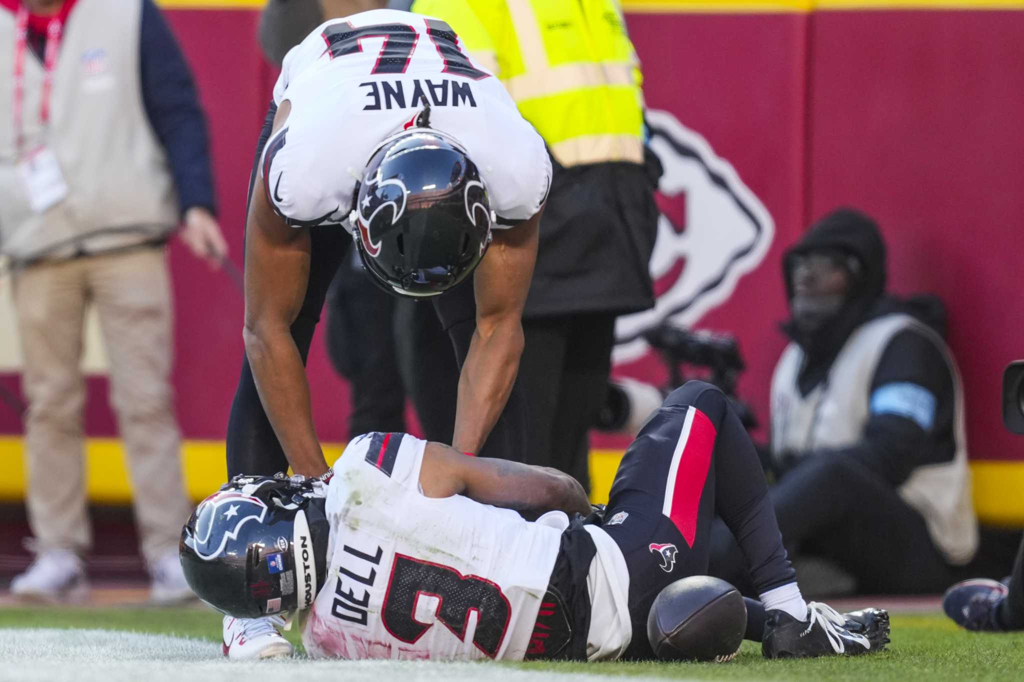 Houston Texans: Receiver Tank Dell dislocates kneecap on TD catch