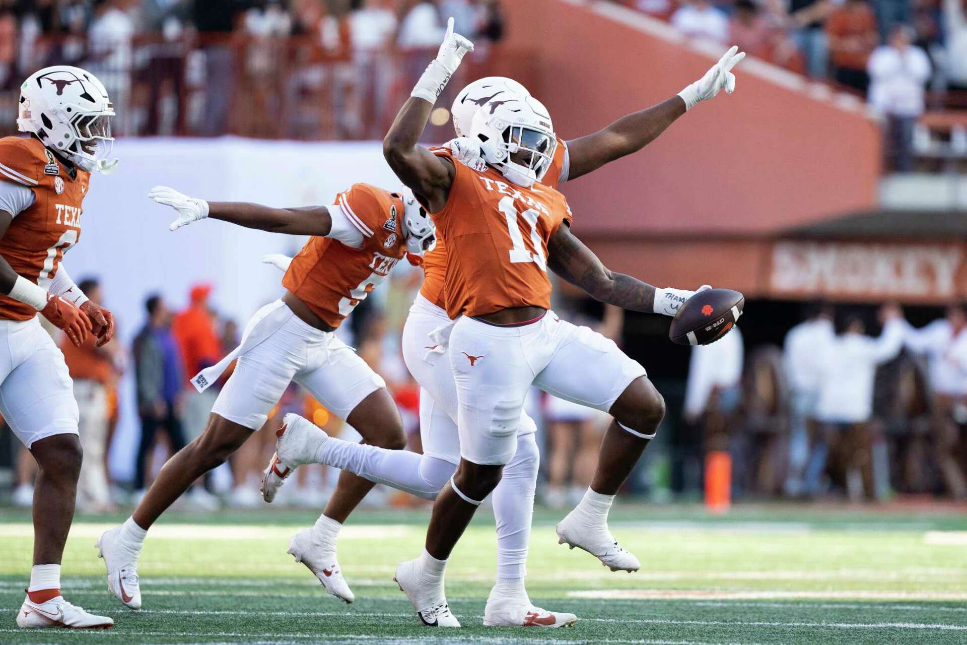 Texas Longhorns: Colin Simmons wins freshman of the year