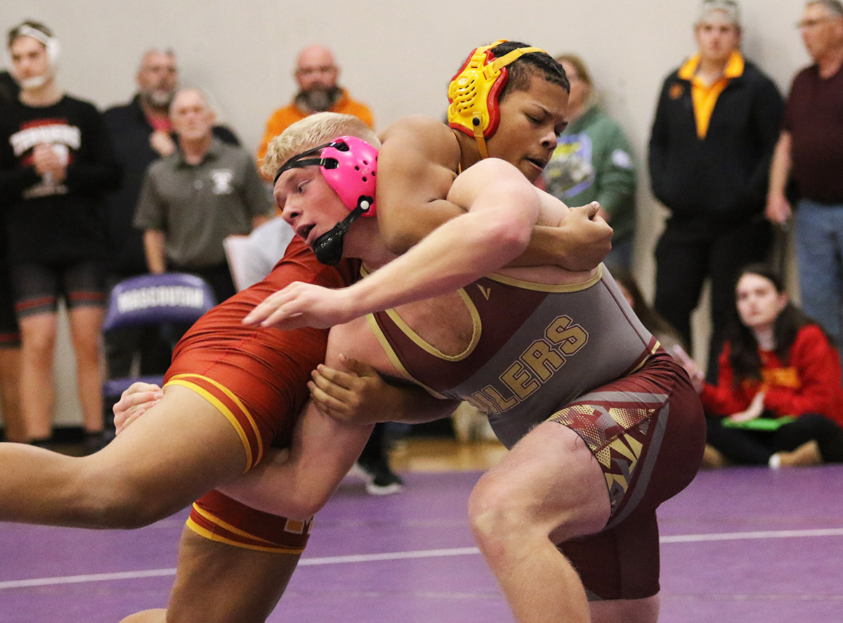 Drake Champlin secures 215-pound title at Rocket Invite