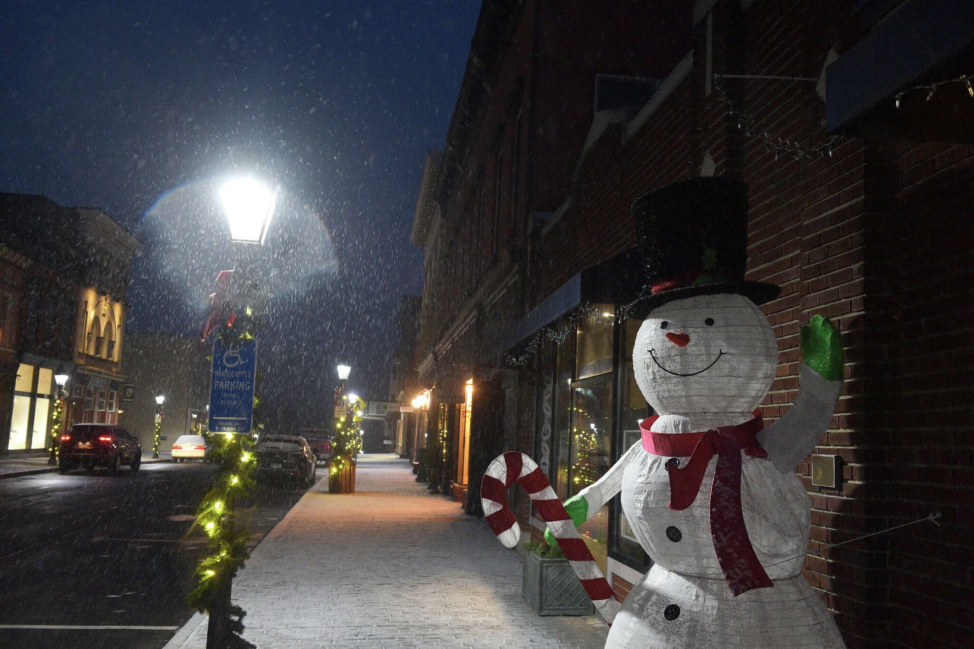 What's open and closed on Christmas Eve 2025 in Connecticut?