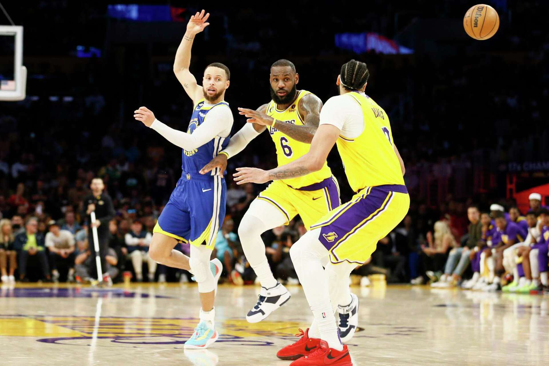 Warriors-Lakers sets stage for Steph Curry vs. LeBron James clash