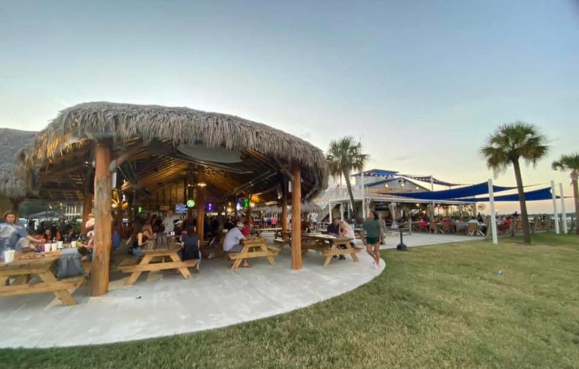 Neches River Wheelhouse: Open-air dining with live music