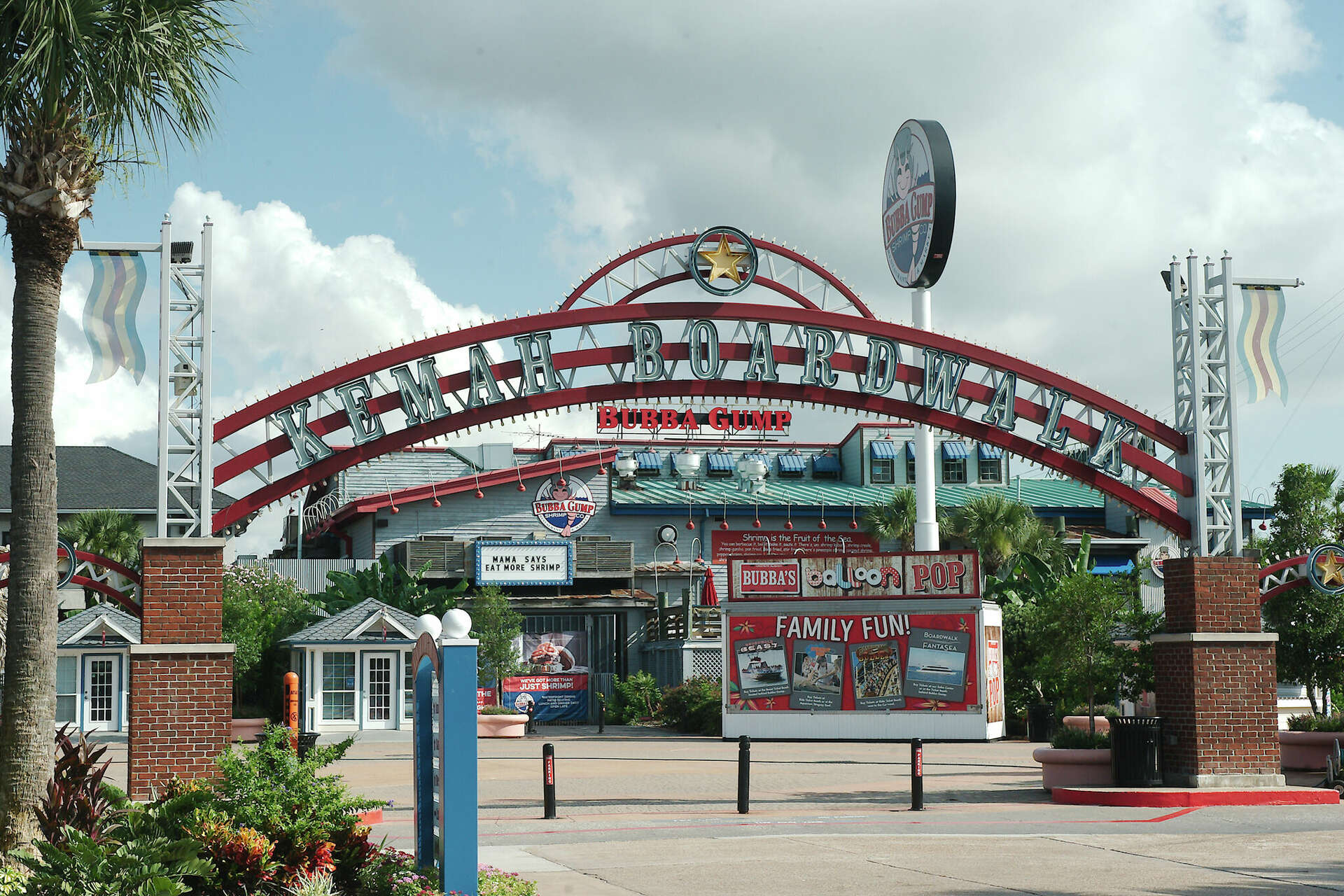 Kemah Boardwalk waterpark filing details slides, pool at Dutchman site