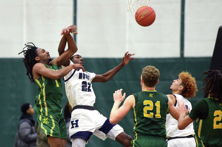 Hillhouse boys basketball upends eighth-ranked New London
