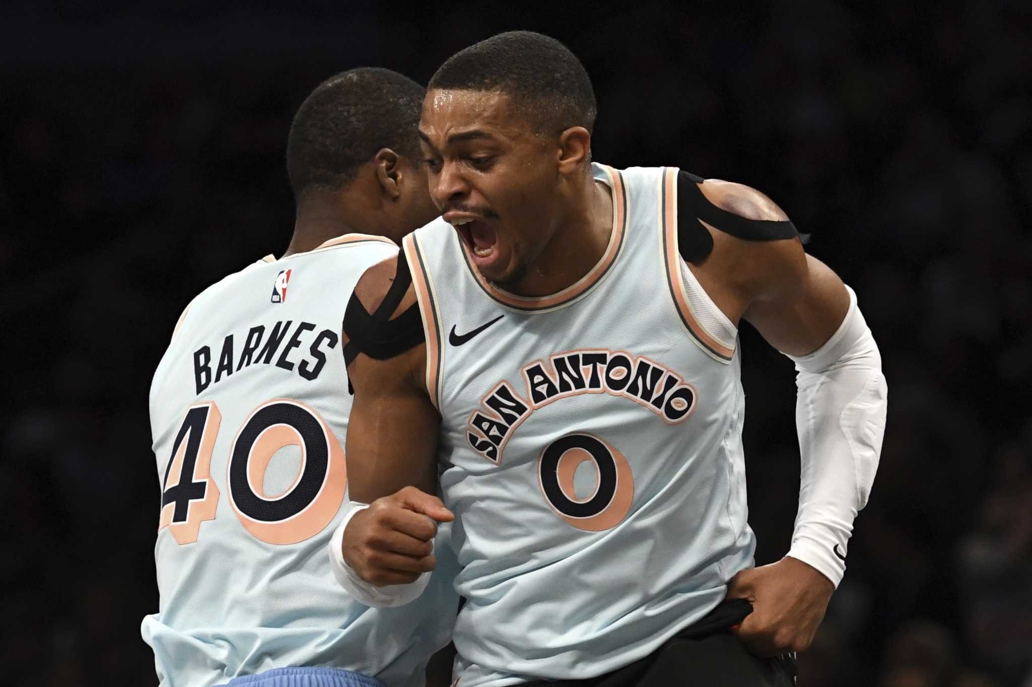 In Spurs' new rotation, 10 is a crowd