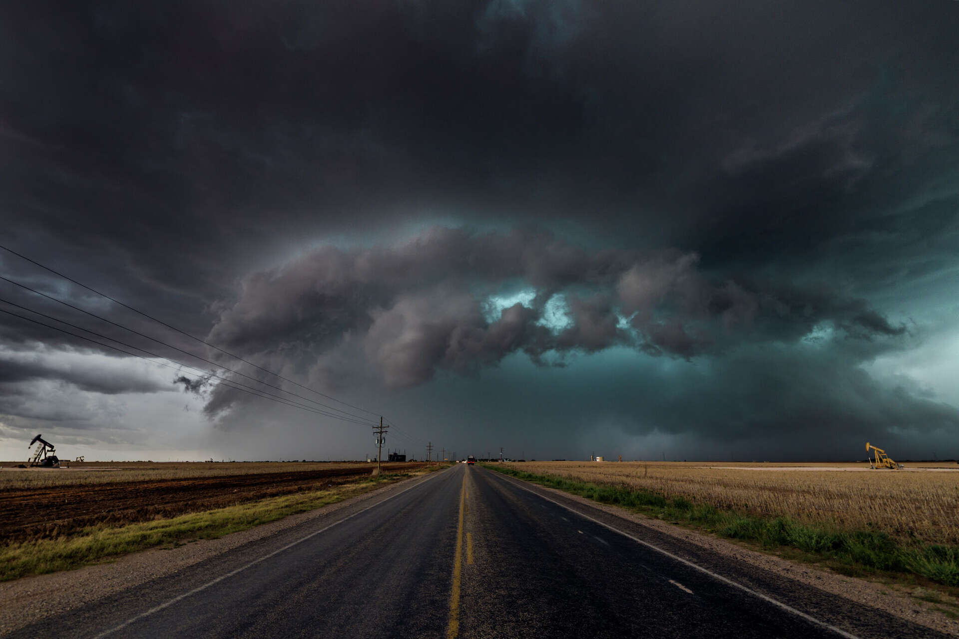 1 dead after storms, tornadoes rip through Southeast Texas