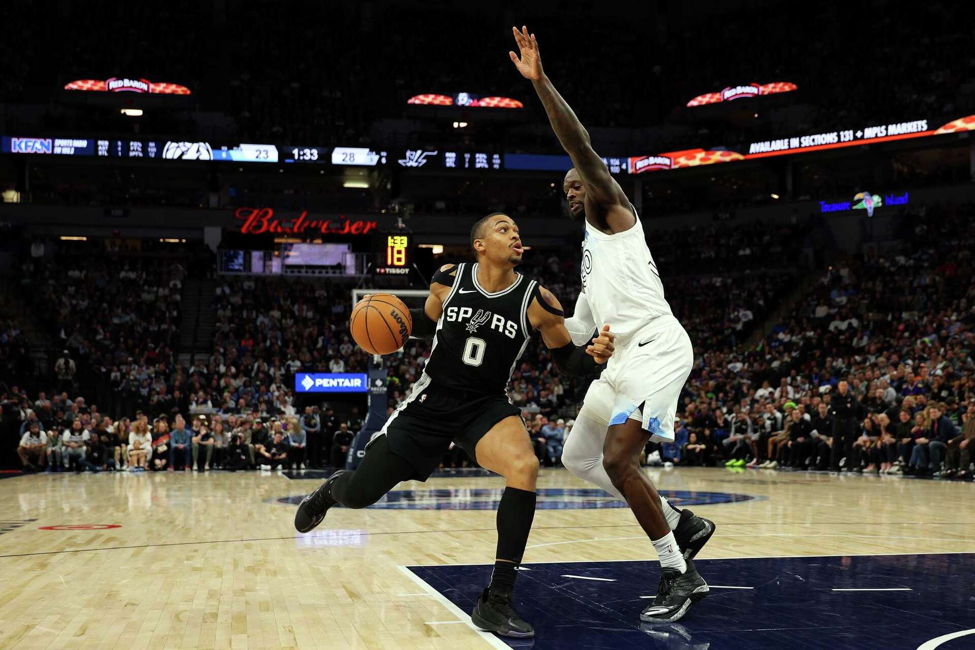 Timberwolves court issue causes Spurs bizarre delay