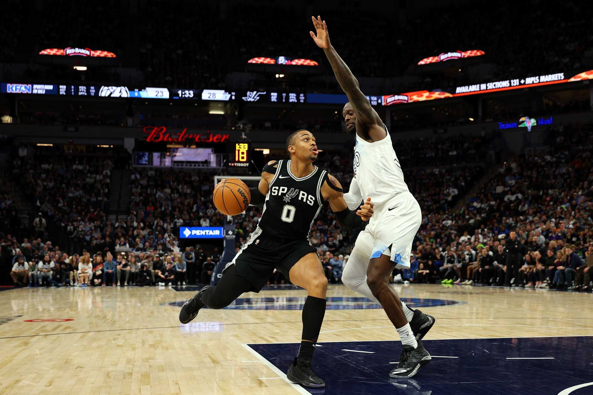 Timberwolves court issue causes Spurs bizarre delay